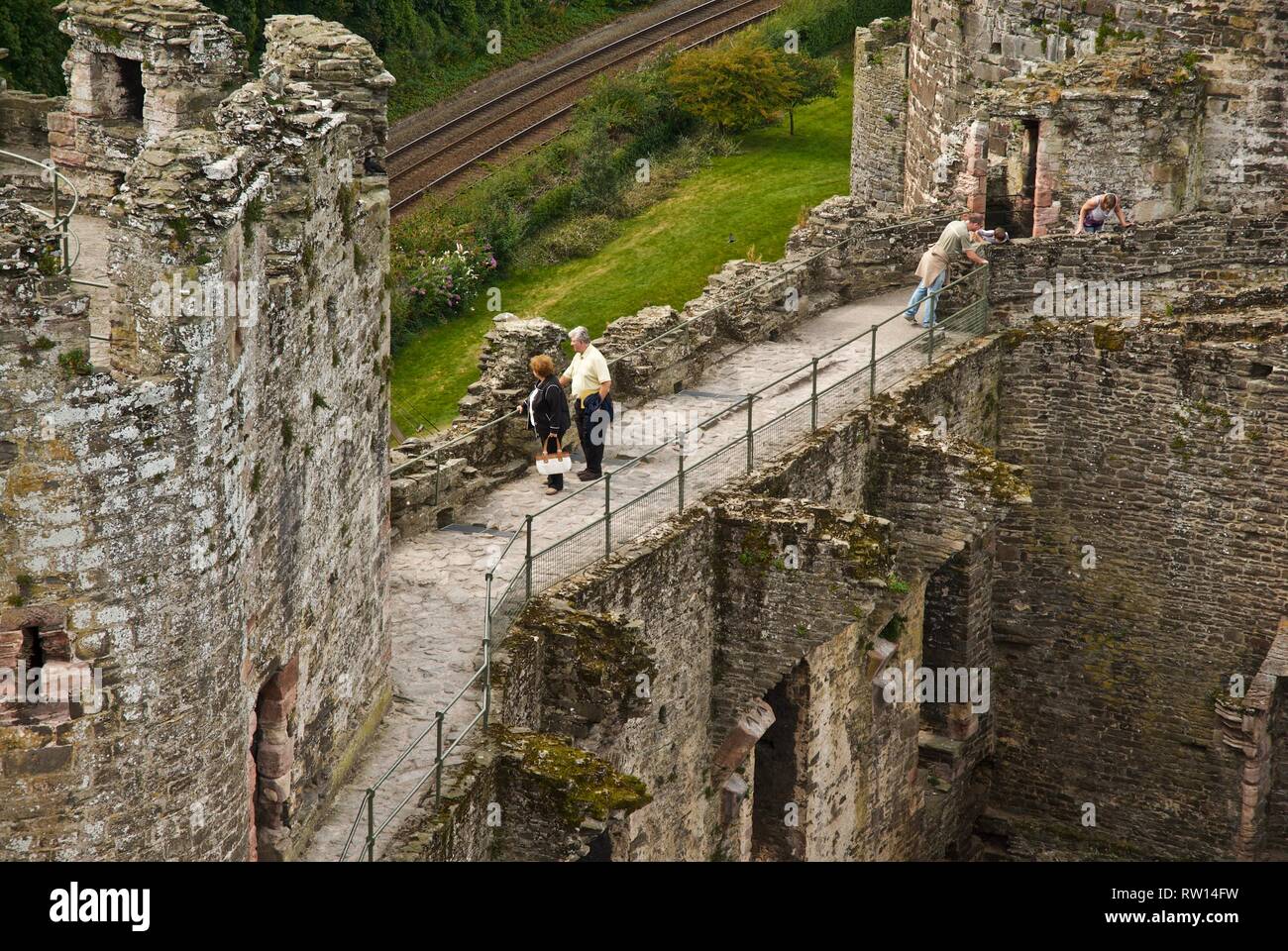 Walled castles of england hi-res stock photography and images - Alamy