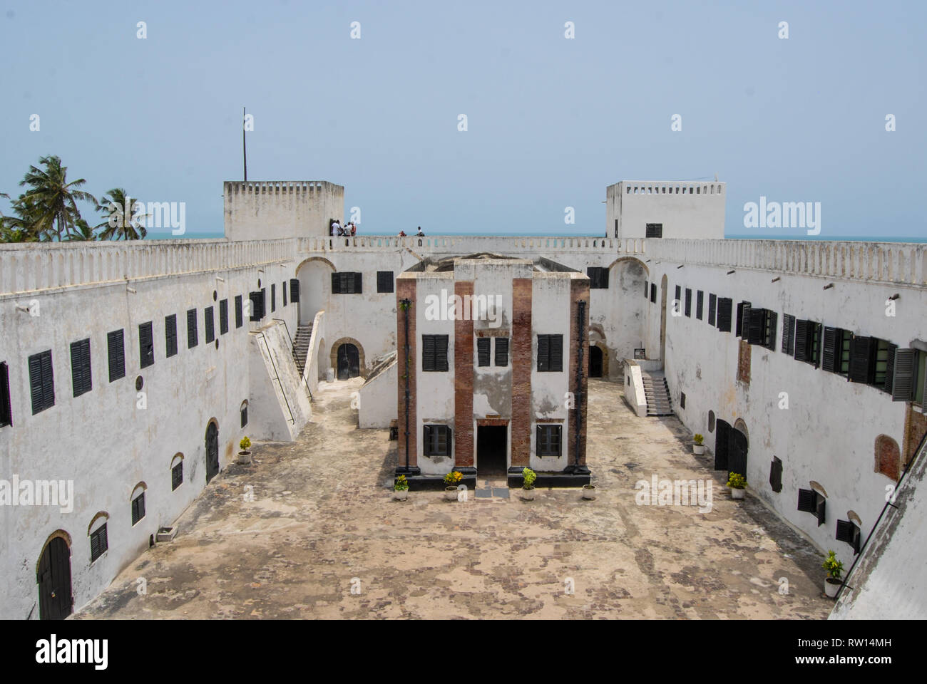 A nice photo of the courtyard and walls of the old Elmina slave castle ...