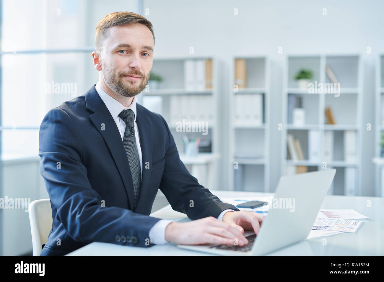 Elegant typing hi-res stock photography and images - Alamy