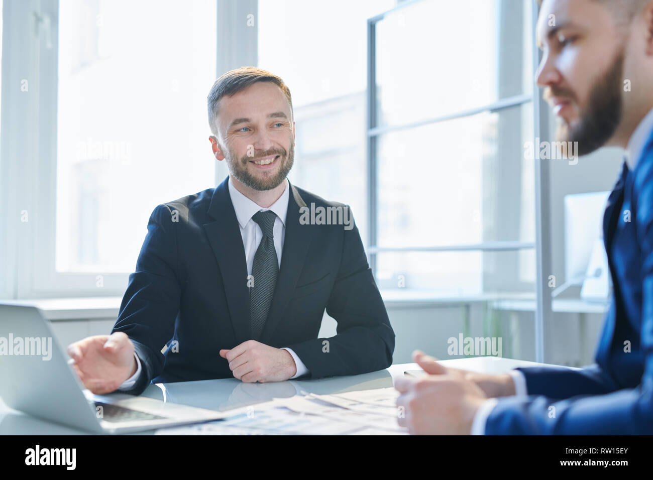 Explaining data colleague hi-res stock photography and images - Alamy Explaining data colleague hi-res stock photography and images - Alamy