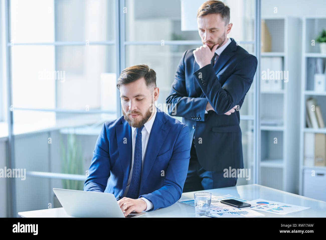 Analyzing information hi-res stock photography and images - Alamy