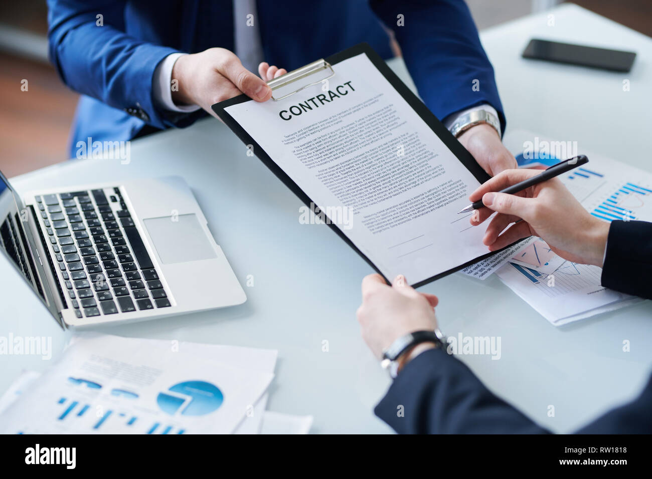 Business deal hi-res stock photography and images - Alamy