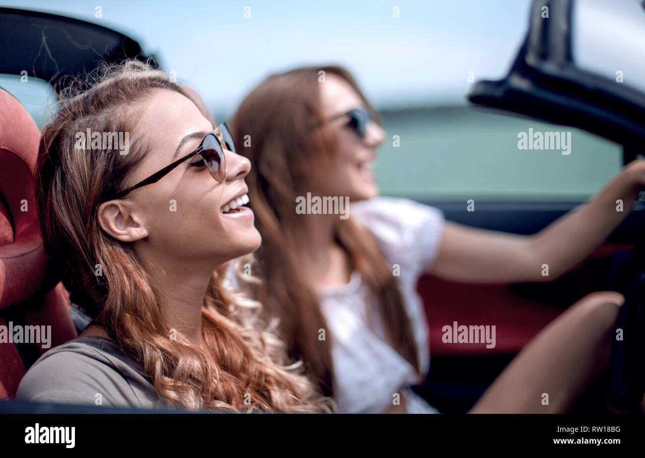 Girls driving convertible hi-res stock photography and images - Alamy