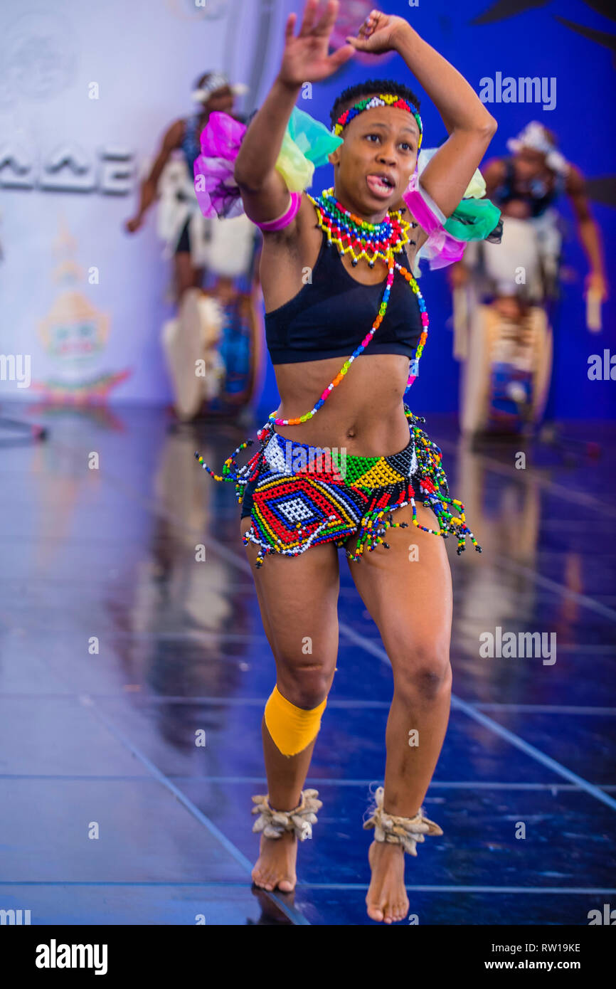African dancer hi-res stock photography and images - Alamy