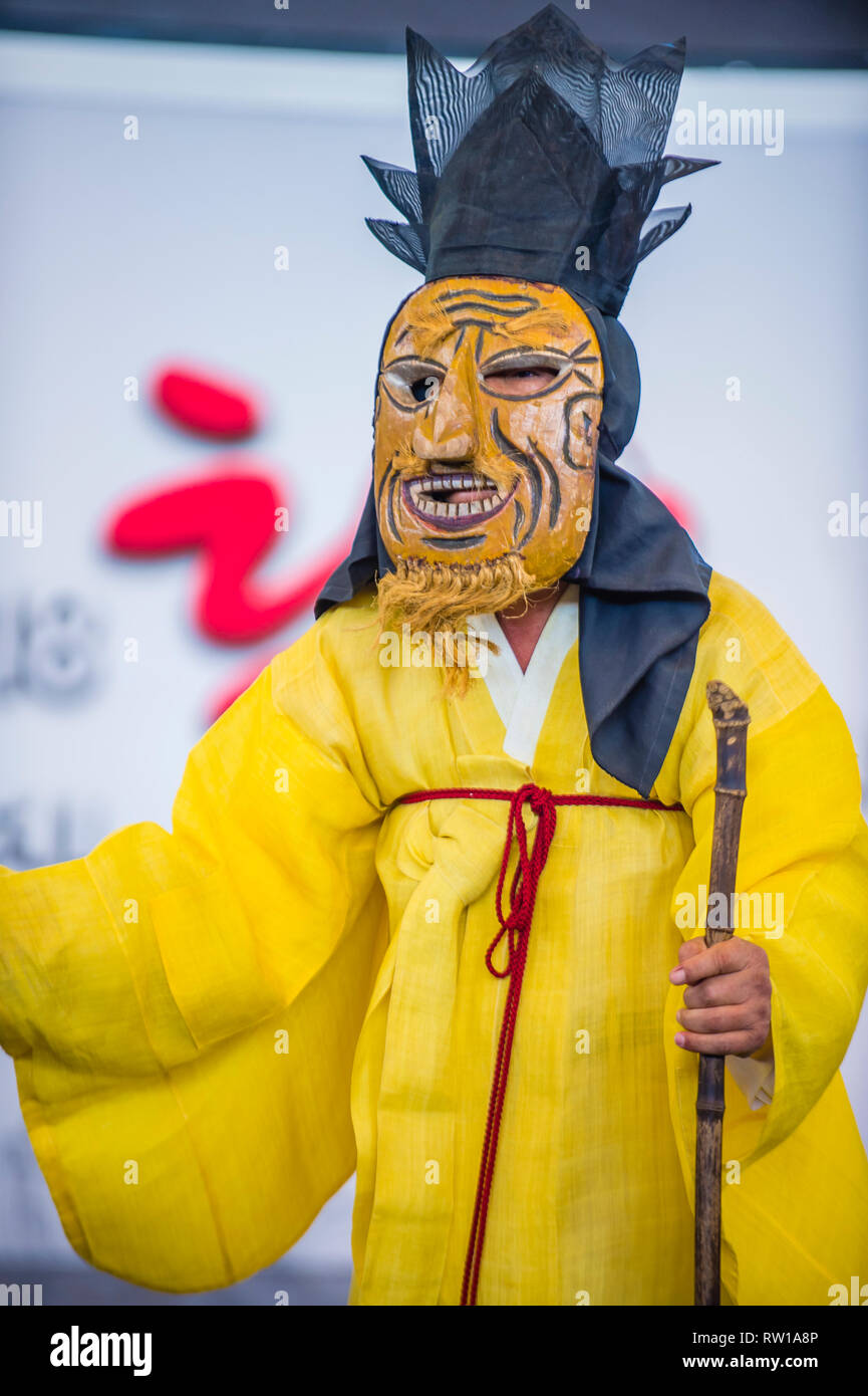 Actor performing the traditinal Korean Maskdance at Andong South Korea ...