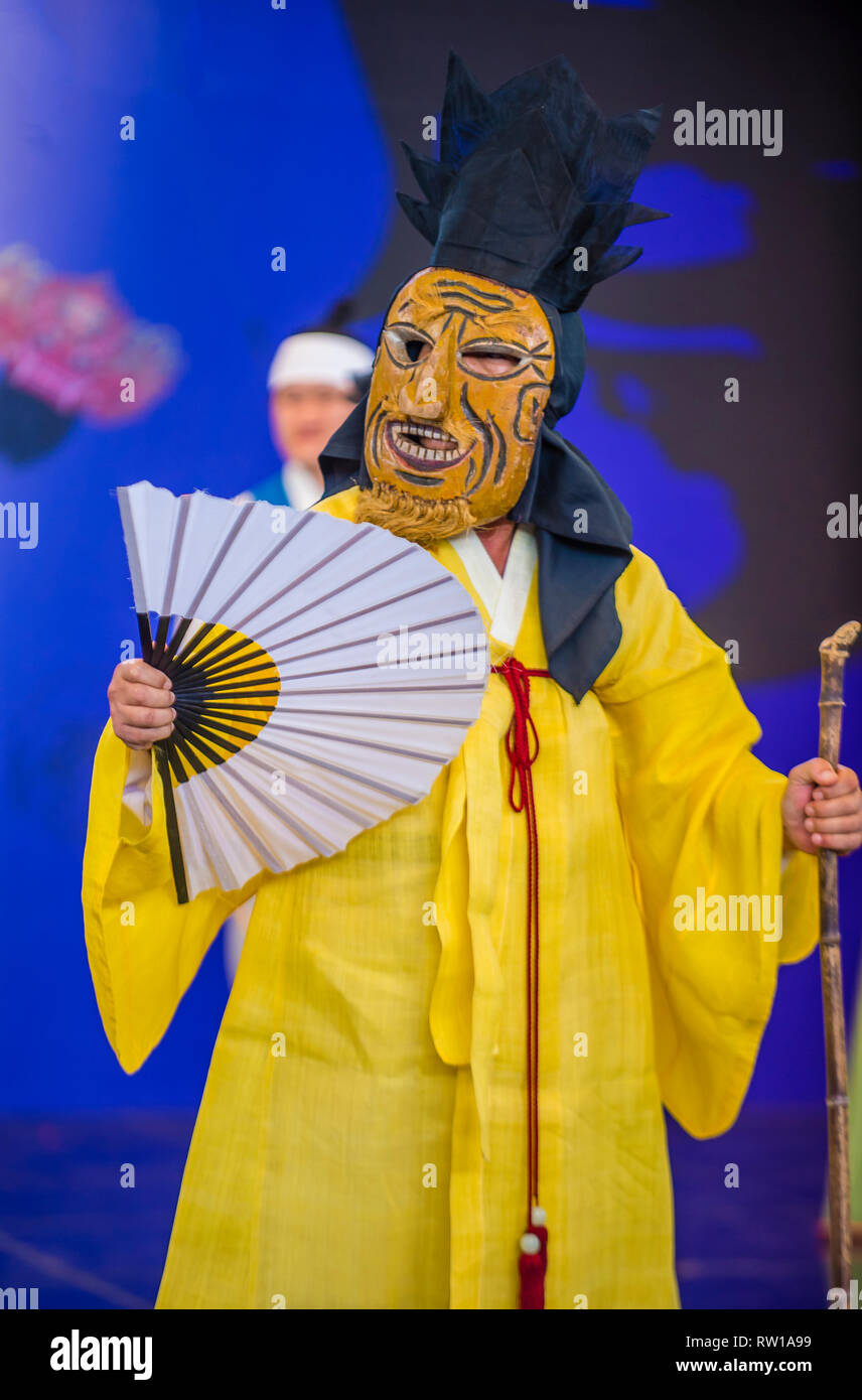 Actor performing the traditinal Korean Maskdance at Andong South Korea ...