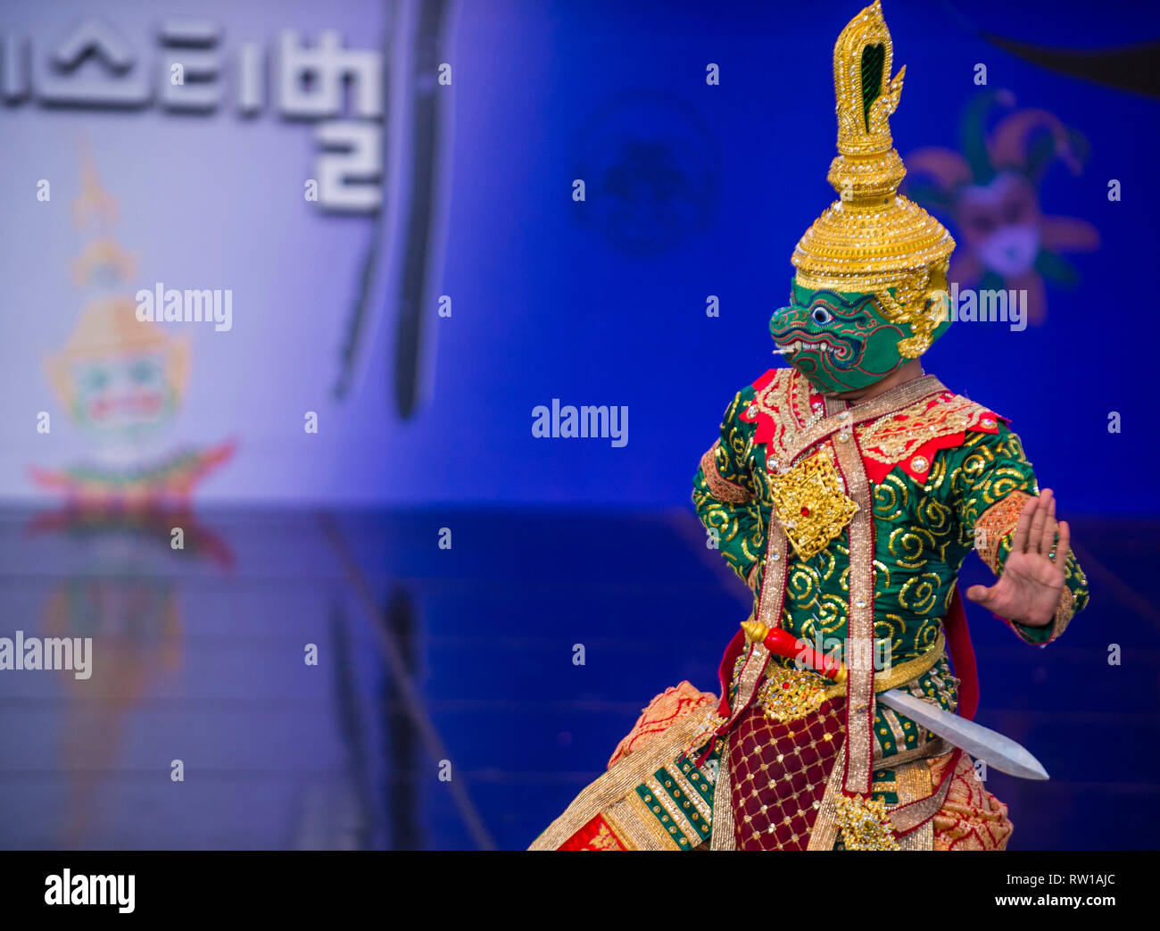 Thai dancer performing the traditinal Thai Khon dance at the Mask dance ...