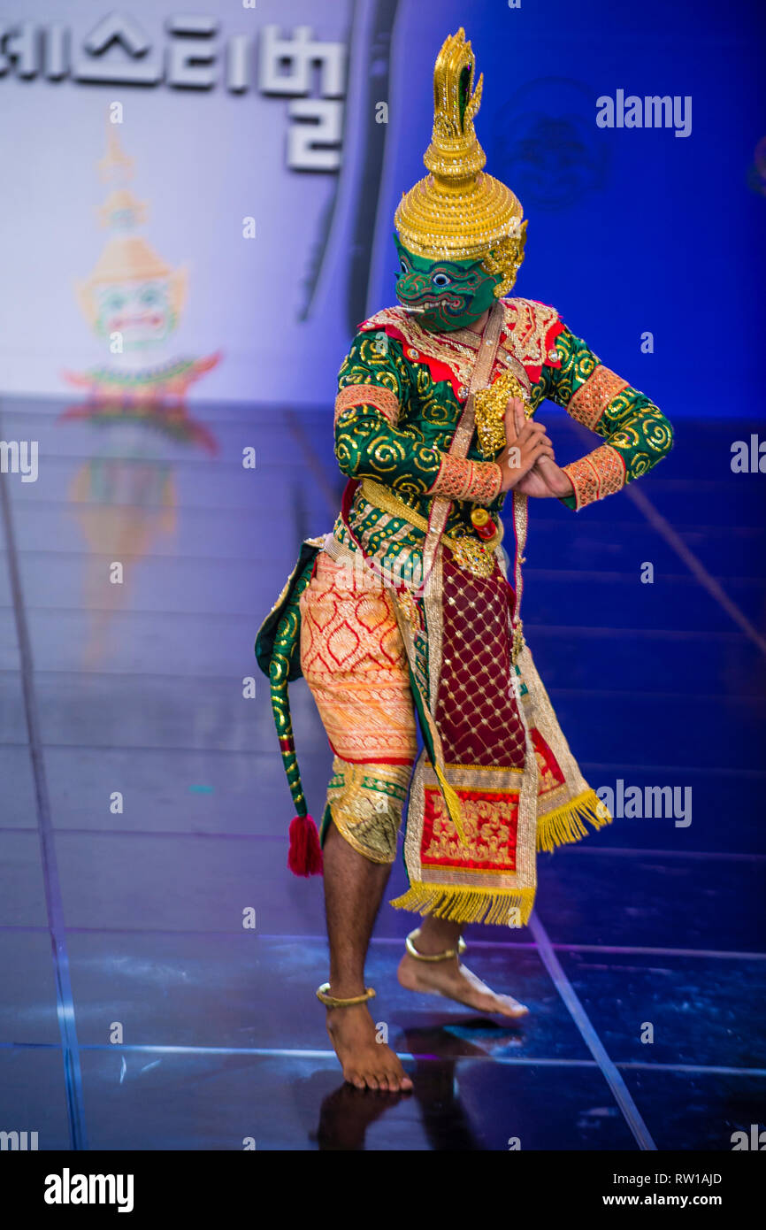 Thai dancer performing the traditinal Thai Khon dance at the Mask dance ...