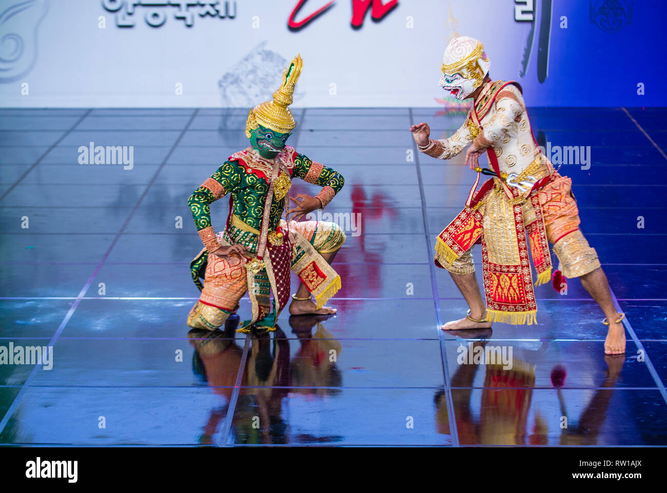 Khon dancers in traditional costume hi-res stock photography and images ...