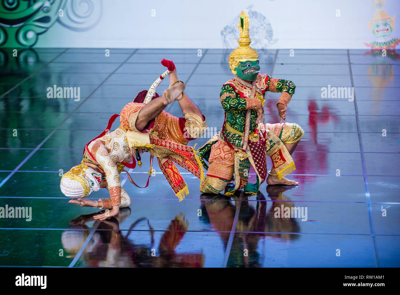 Thai dancers performing the traditinal Thai Khon dance at the Mask ...