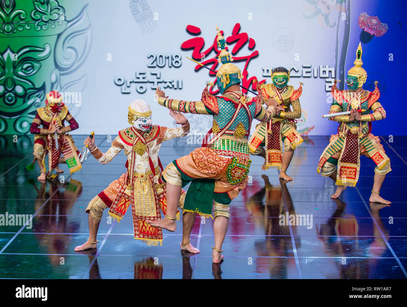 Thai dancers performing the traditinal Thai Khon dance at the Mask ...