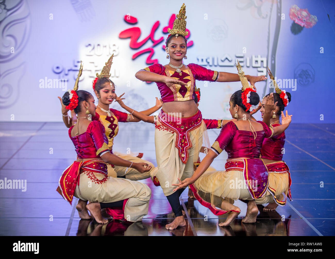 Srilankan dancers from Hillwood College Dance Troupe perform at the ...