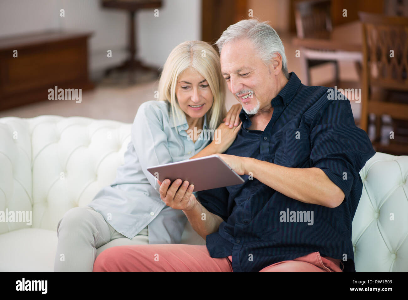 Big family senior couple hi-res stock photography and images - Alamy
