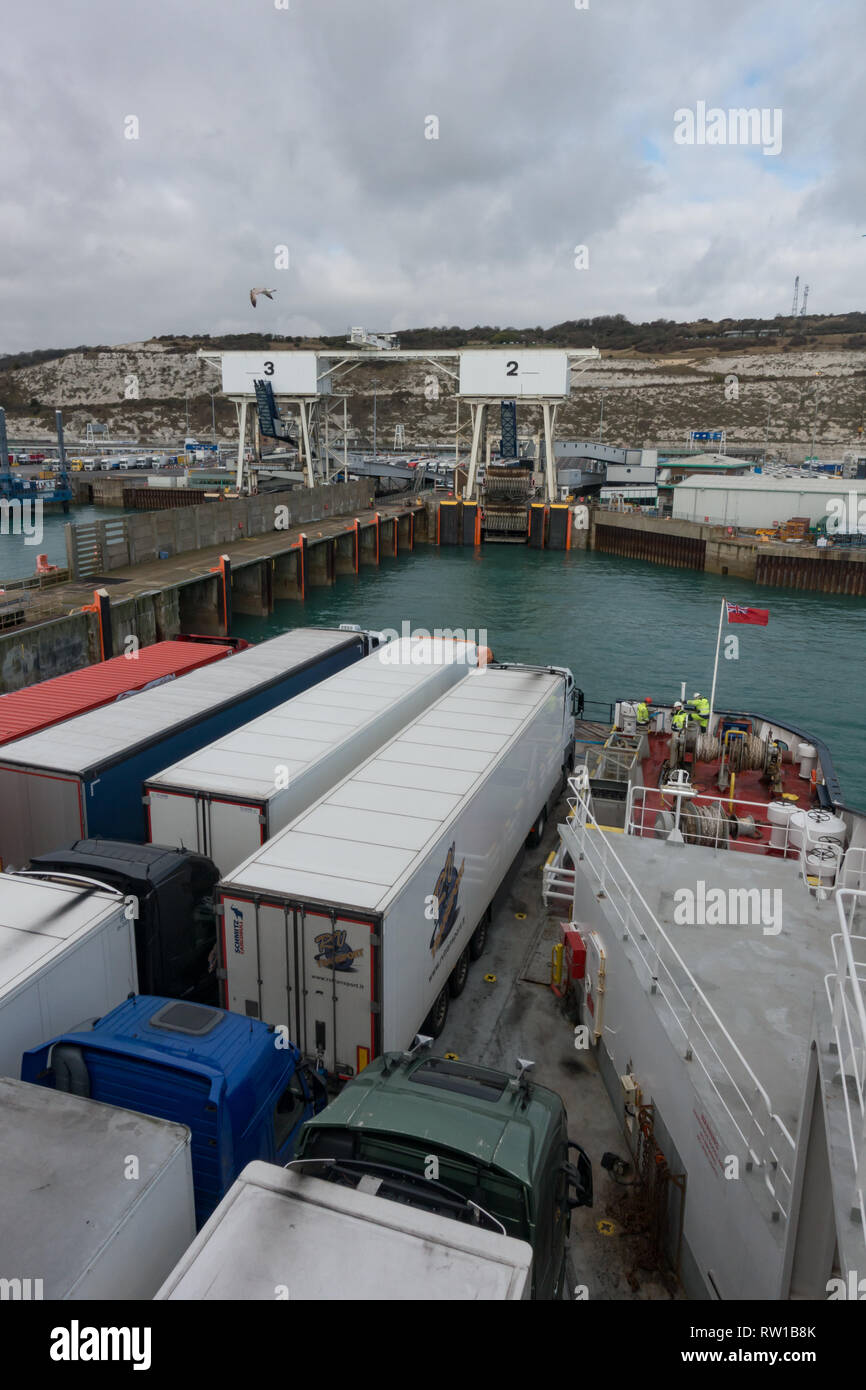 Container port britain hi-res stock photography and images - Alamy