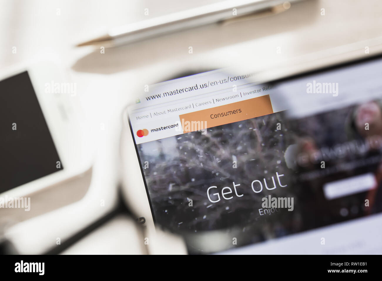 Mastercard new logo card hi-res stock photography and images - Alamy