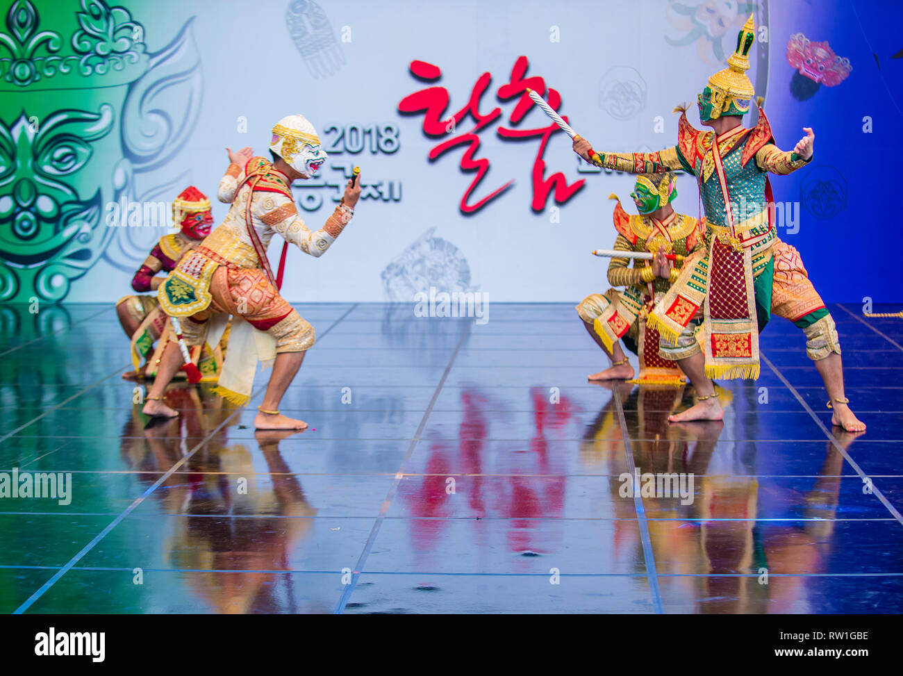Thai dancers performing the traditinal Thai Khon dance at the Mask ...