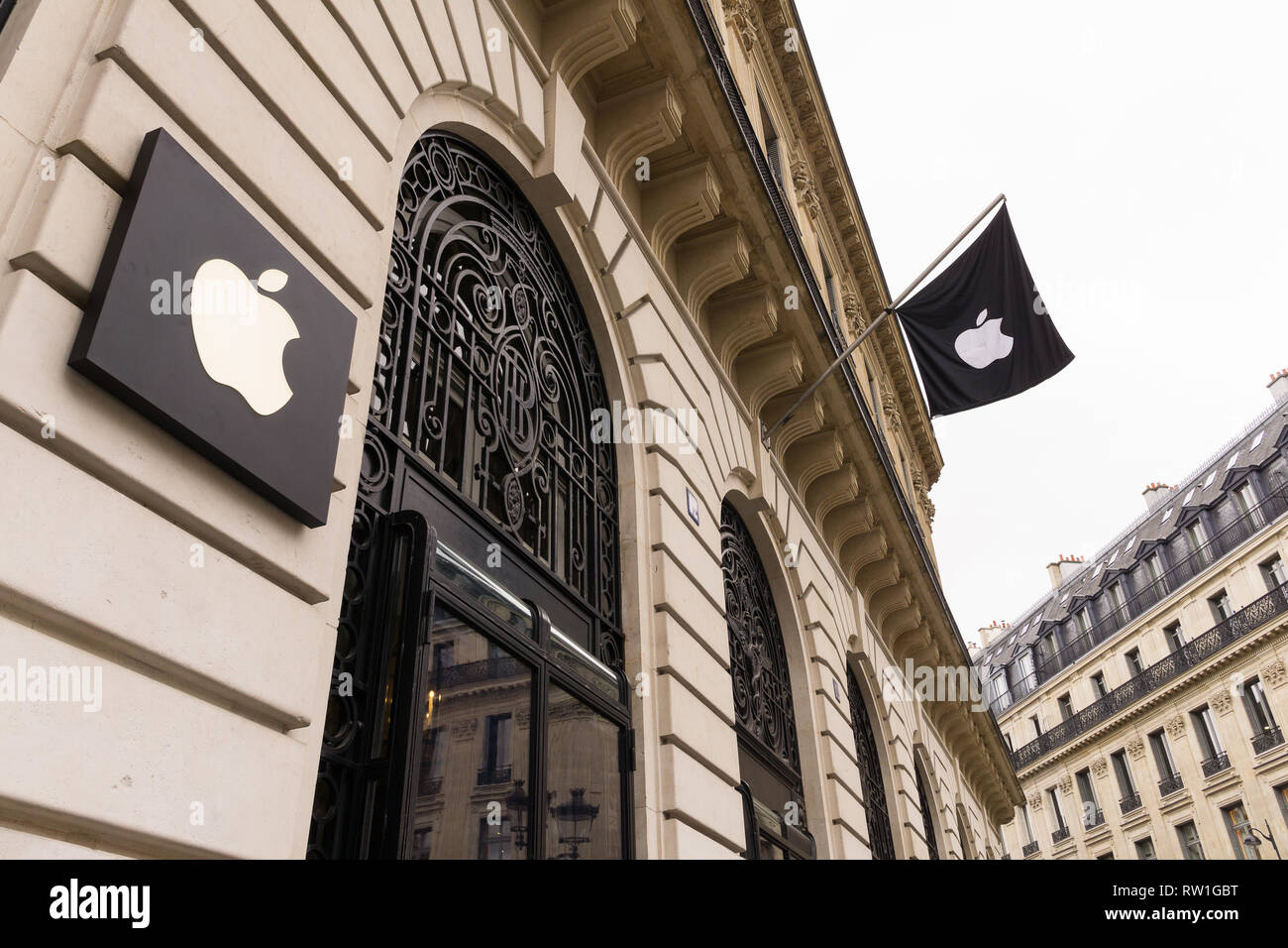 Apple Opera store in Paris, France Stock Photo - Alamy