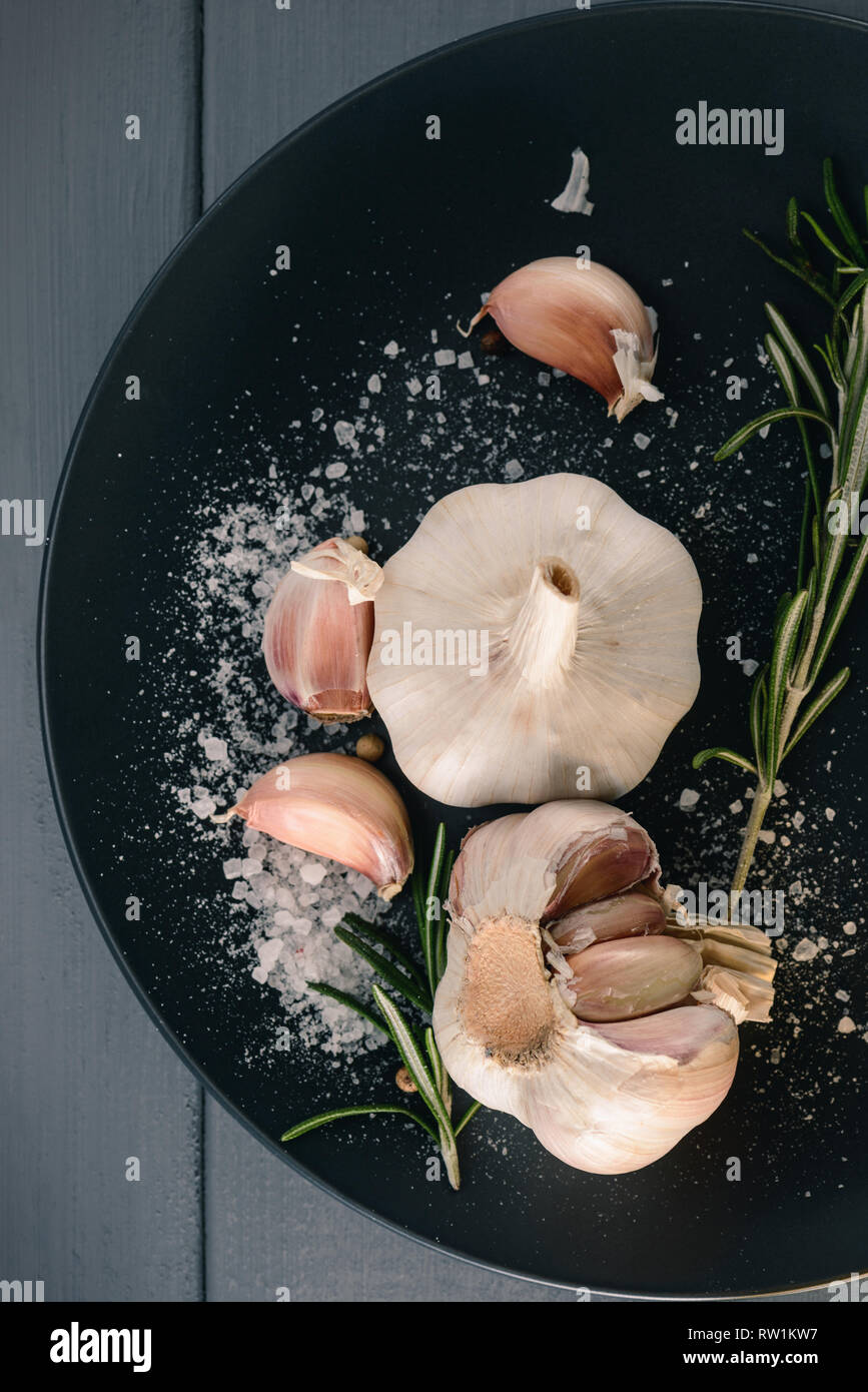 Garlic, sea salt and rosemary Stock Photo - Alamy