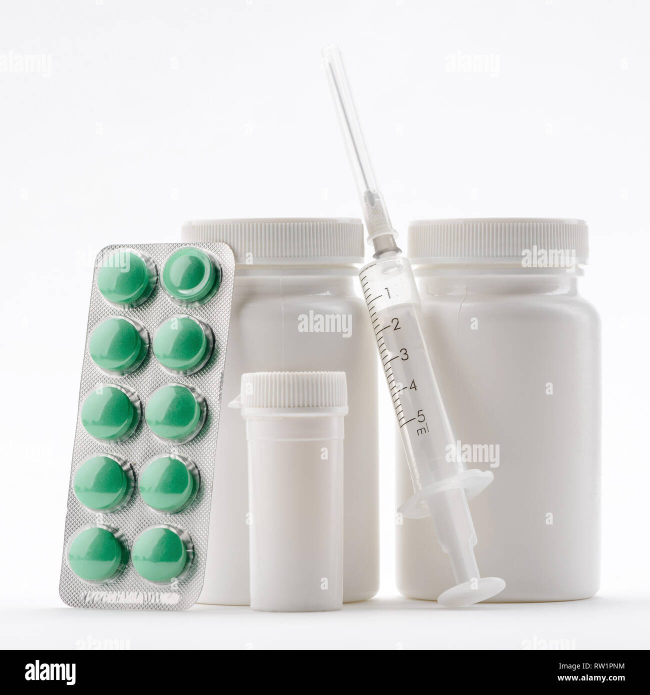 Different pills and filled syringe Stock Photo - Alamy