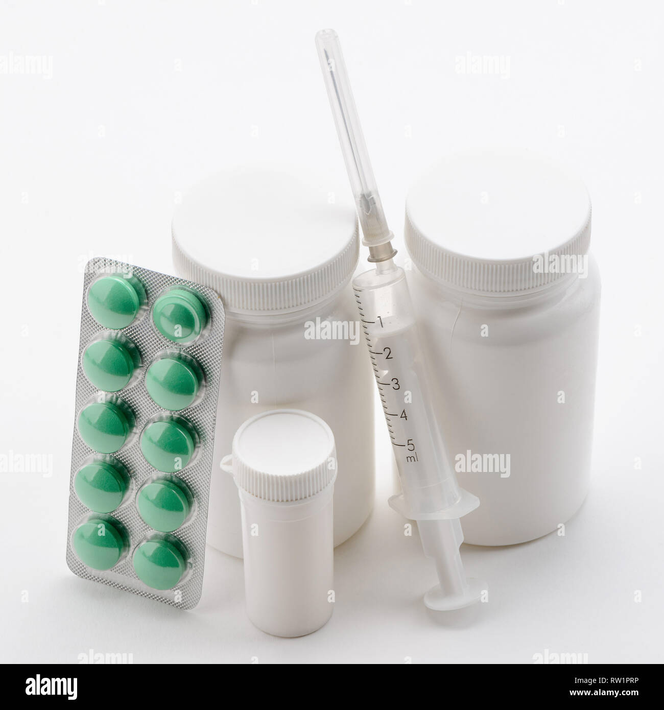 Different pills and syringe Stock Photo - Alamy