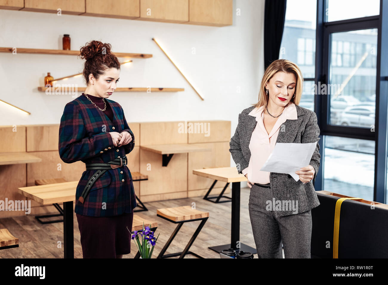 Hair assistant hi-res stock photography and images - Alamy