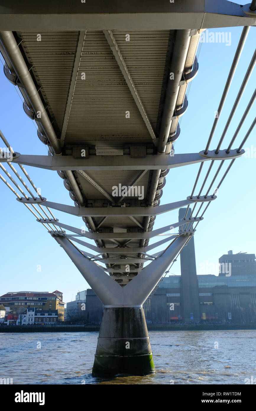 London footbridge hi-res stock photography and images - Alamy