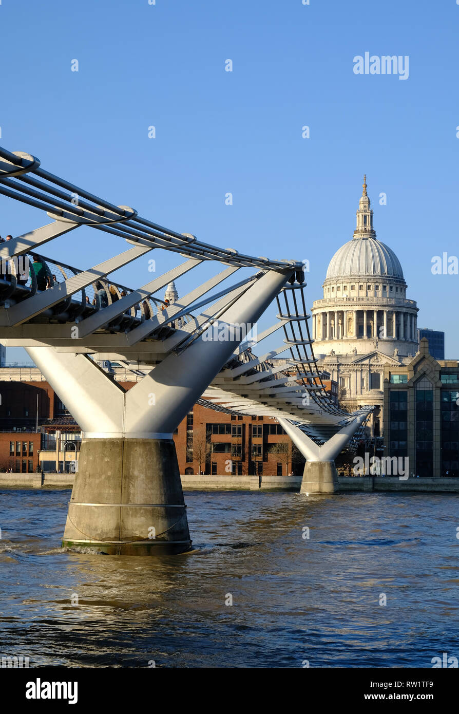 Bridge london footbridge hi-res stock photography and images - Alamy