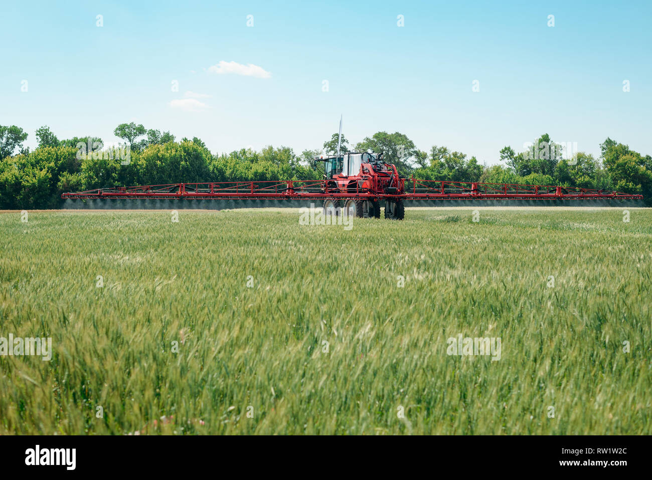 Self propelled crop sprayer spraying hi-res stock photography and ...