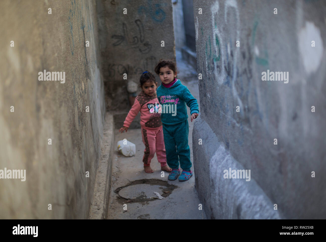 Poverty in gaza hi-res stock photography and images - Alamy