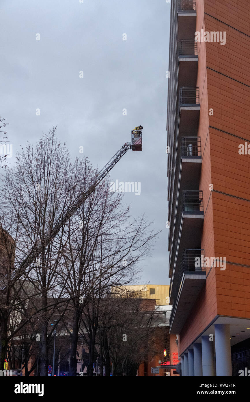 Berlin, Germany. 4th Mar 2019. Emergency services respond to fire at ...
