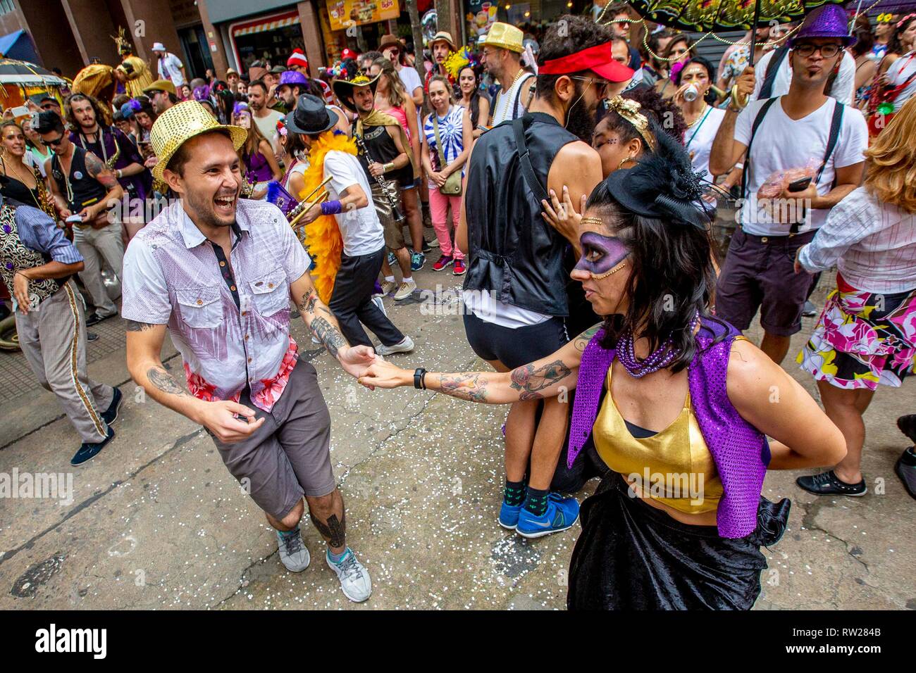Sao Paulo, Brazil. 4th Mar 2019. Swing block parades through the ...