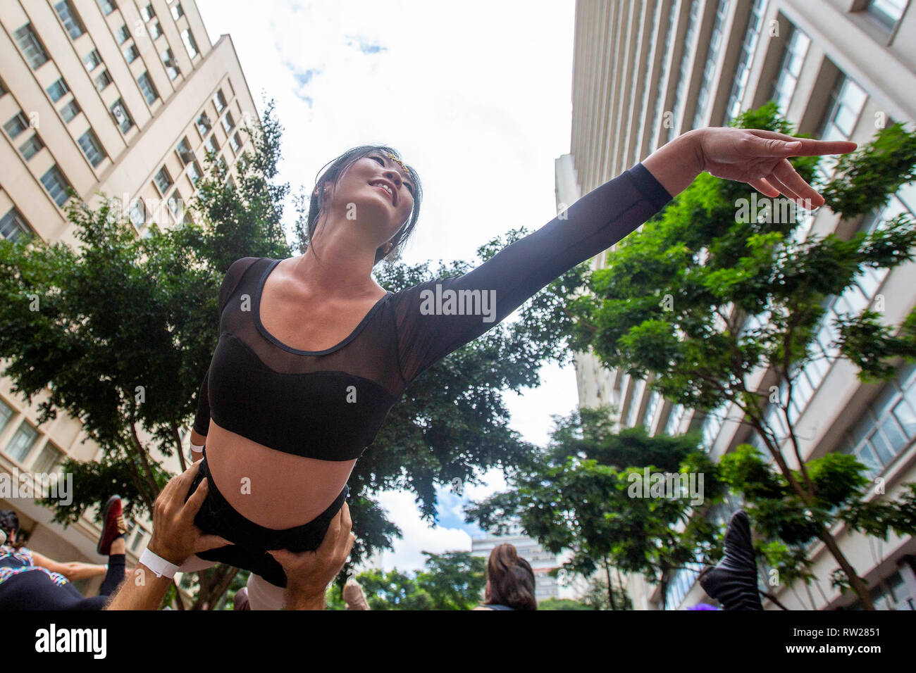 Sao Paulo, Brazil. 4th Mar 2019. Swing block parades through the ...