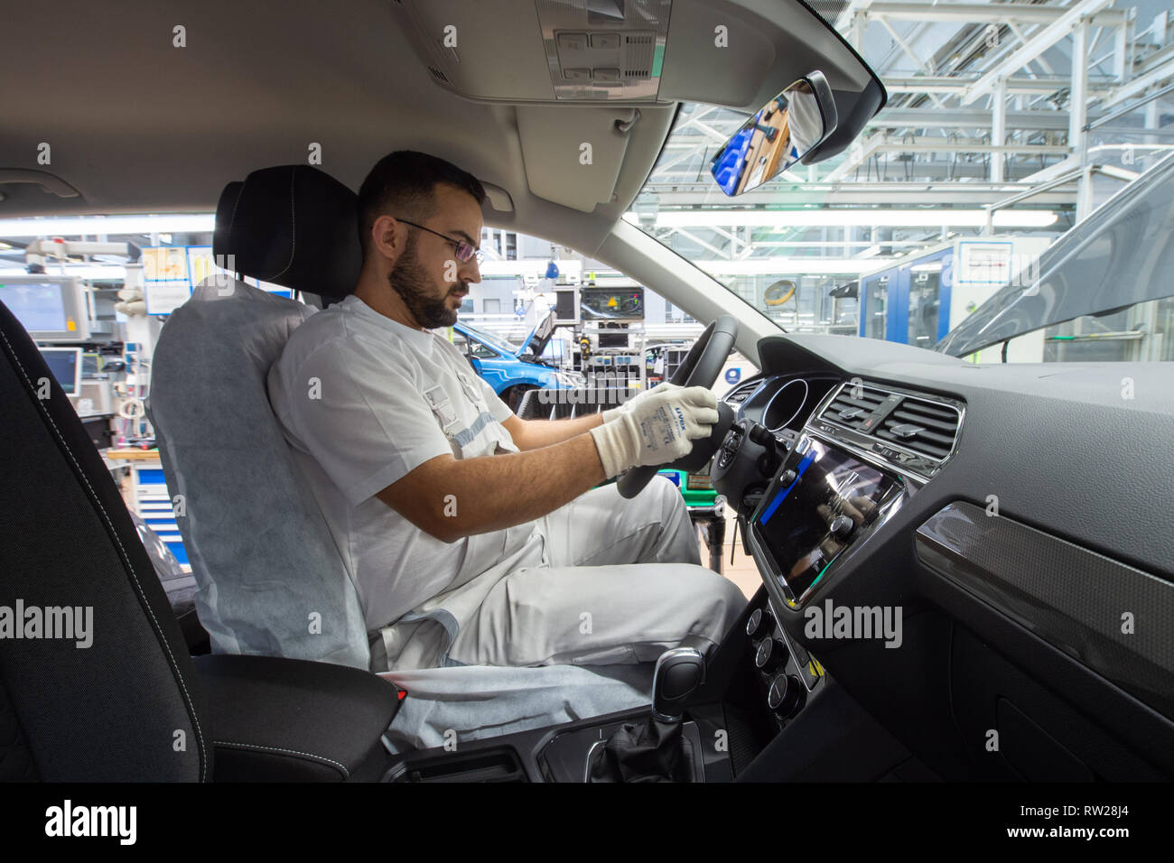 Wolfsburg, Germany. 01st Mar, 2019. An employee assembles a steering ...