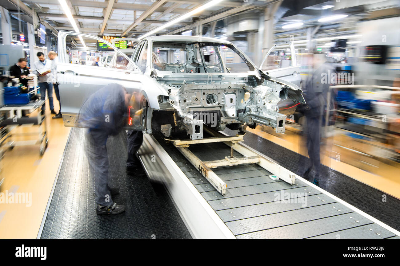 Wolfsburg, Germany. 01st Mar, 2019. Employees assemble fenders to a ...