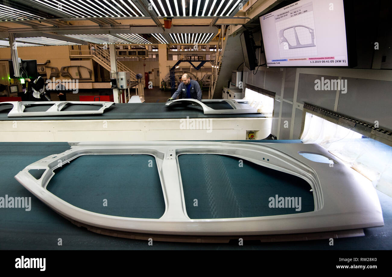 Wolfsburg, Germany. 01st Mar, 2019. Employees at the VW plant's press ...
