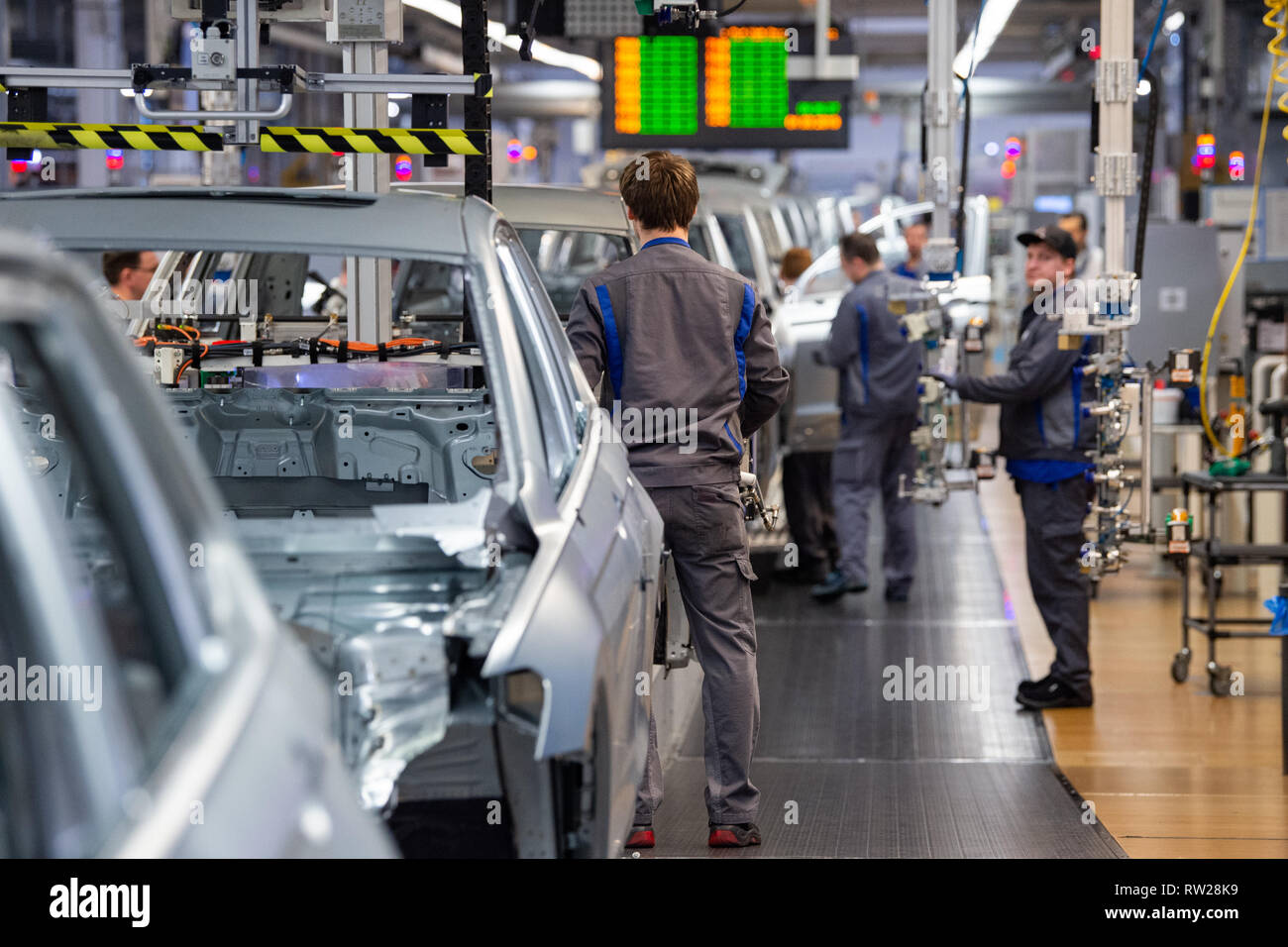 Wolfsburg, Germany. 01st Mar, 2019. Employees in the body shop at the ...