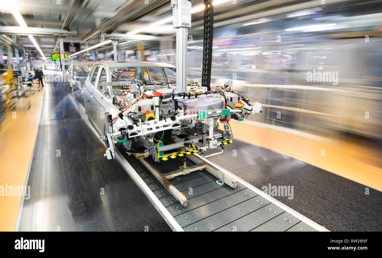 Wolfsburg, Germany. 01st Mar, 2019. Employees assemble fenders to a ...