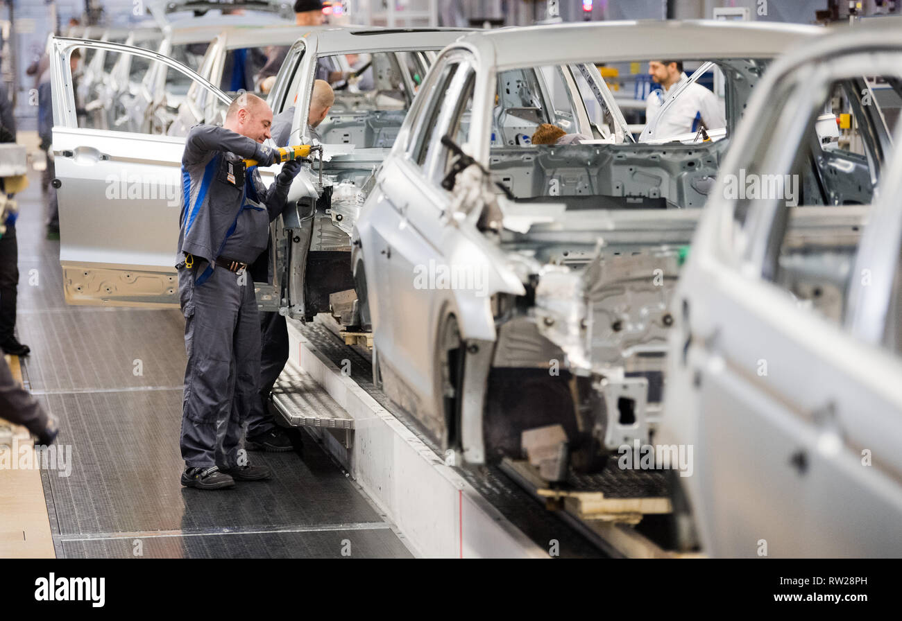 Wolfsburg, Germany. 01st Mar, 2019. Employees fit fenders to a ...