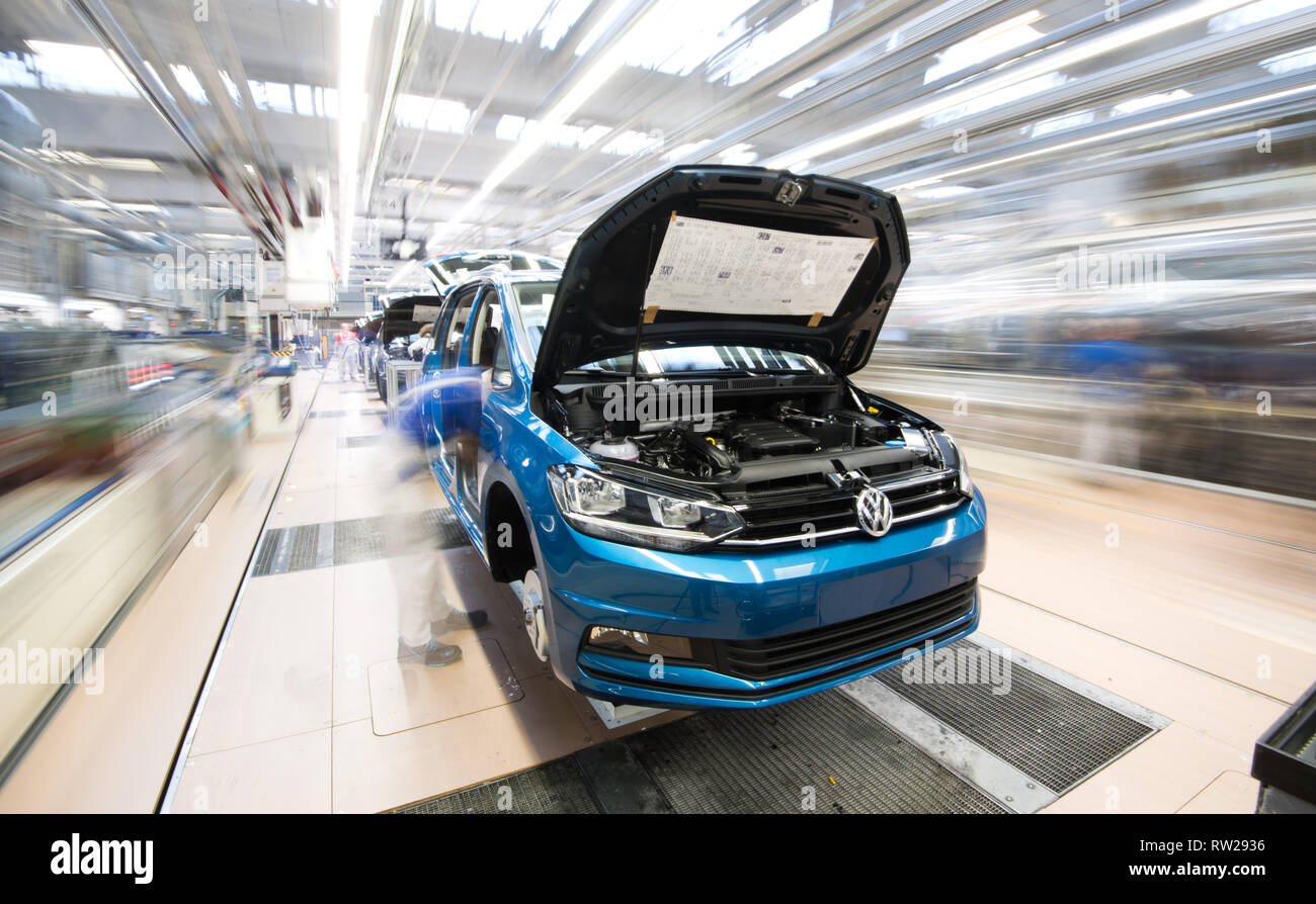 01 March 2019, Lower Saxony, Wolfsburg: A Volkswagen Touran goes ...