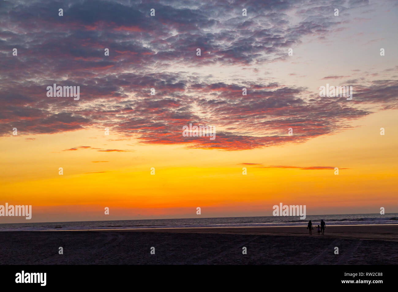 Dark beach hi-res stock photography and images - Alamy