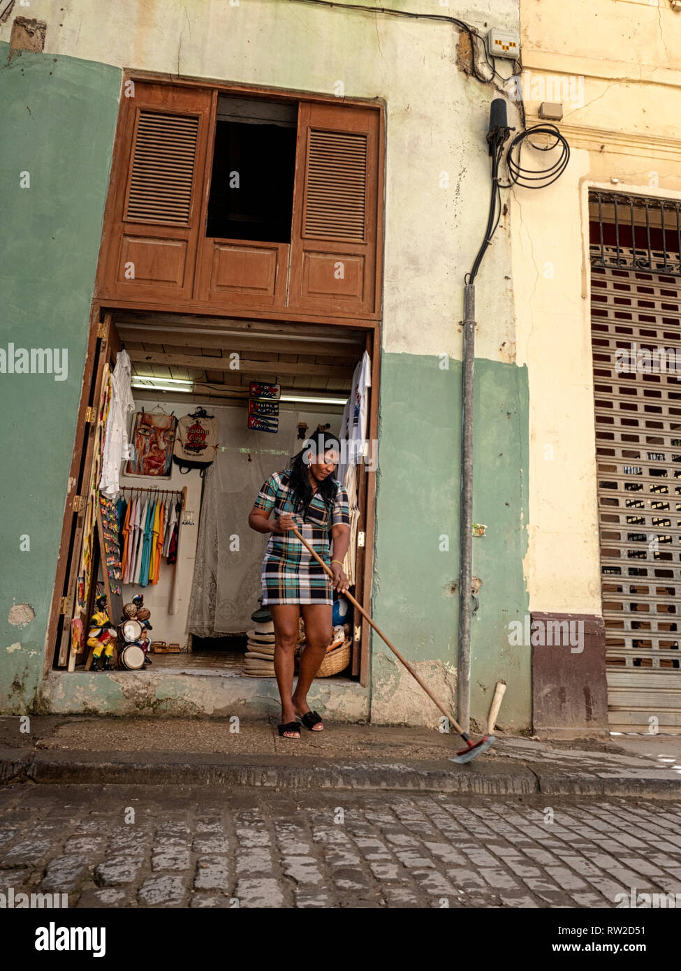 Havana backstreet hi-res stock photography and images - Alamy