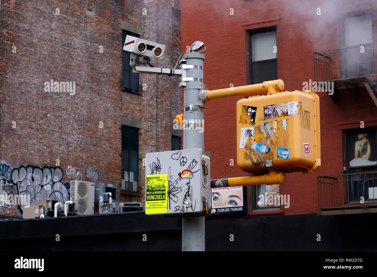 Cctv camera graffiti hi-res stock photography and images - Alamy