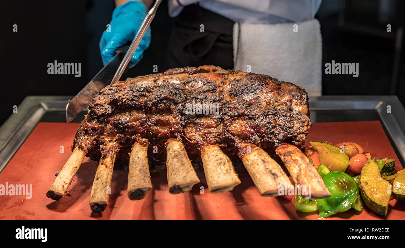 Chef Carving prime rib of roast Wagyu beef Stock Photo - Alamy