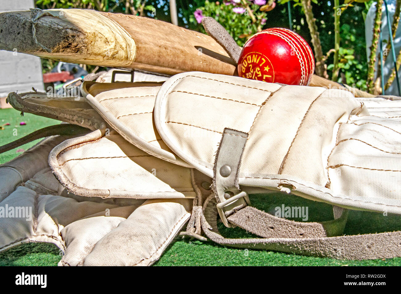 Cricket wicket bat hi-res stock photography and images - Alamy