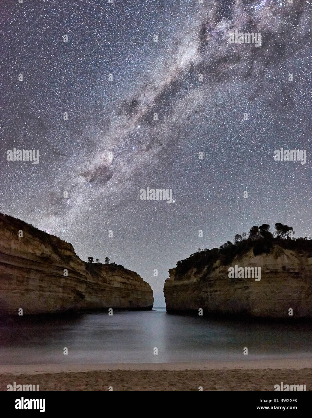Milky way over a secret cove. Loch Ard Gorge Great ocean road Stock ...