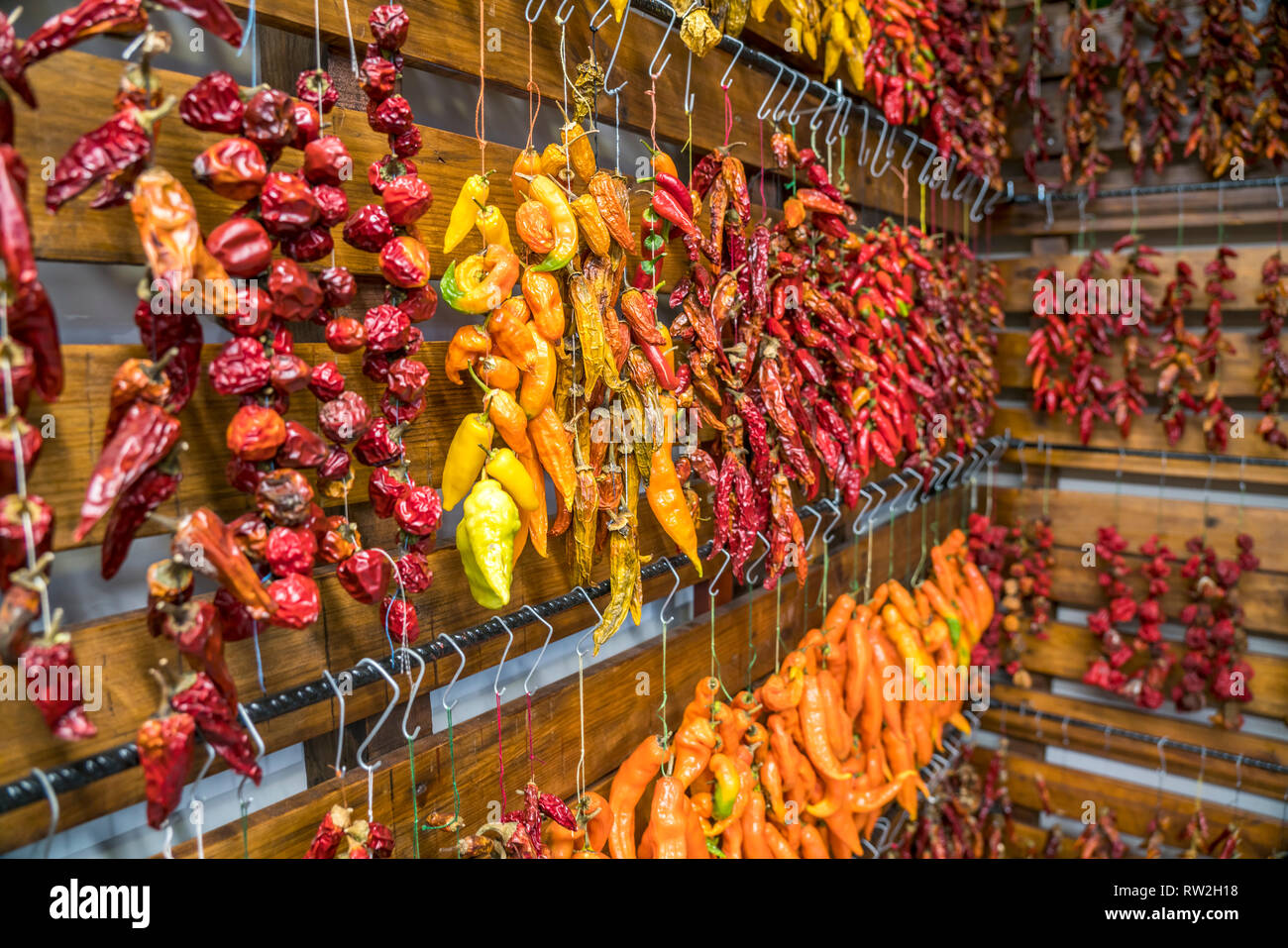 Stand mit Chili in der Markthalle Mercado dos Lavradores in Funchal ...
