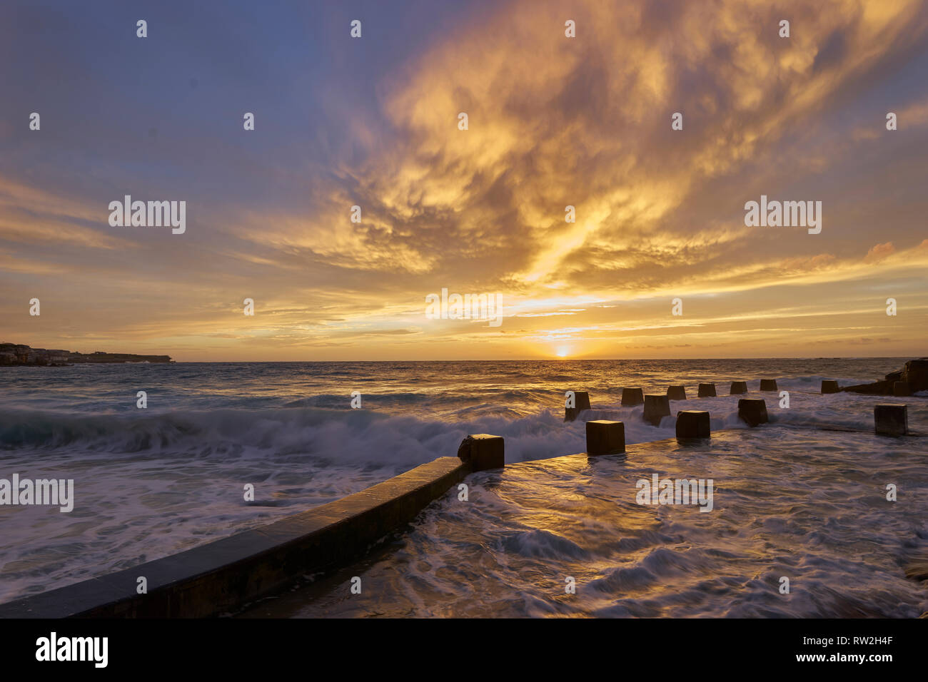 Bronte beach ocean pool hi-res stock photography and images - Alamy
