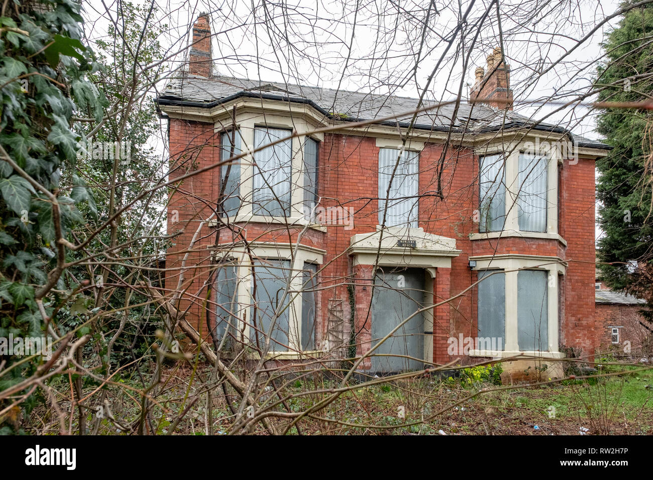 Derelict victorian building boarded up hi-res stock photography and ...