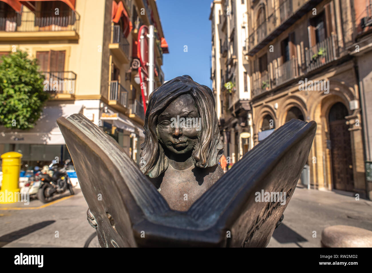 Statue of a girl reading a book hi-res stock photography and images - Alamy