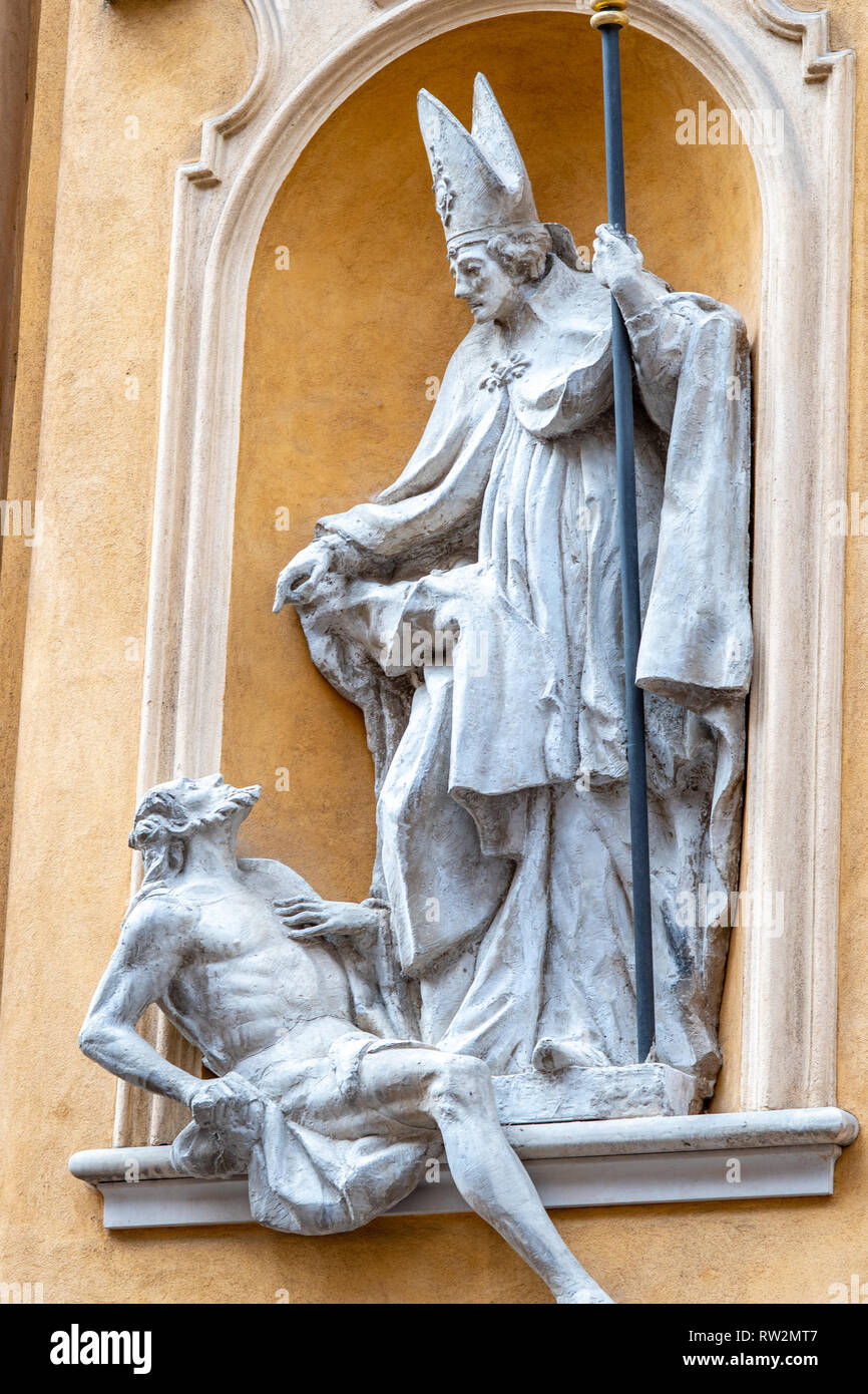 White stone statues hi-res stock photography and images - Alamy